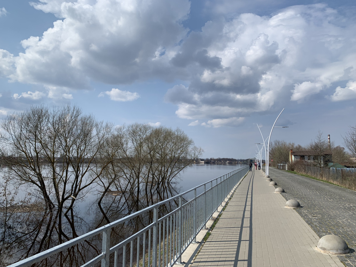 Кто убирает променад на ул. Бругю в Даугавпилсе? Сотрудник УКХ отвечает на жалобу жителя - Chayka.lv